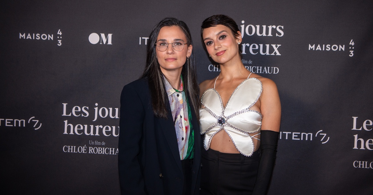 Chloé Robichaud et Sophie Desmarais bien entourées sur le tapis rouge des Jours heureux ...