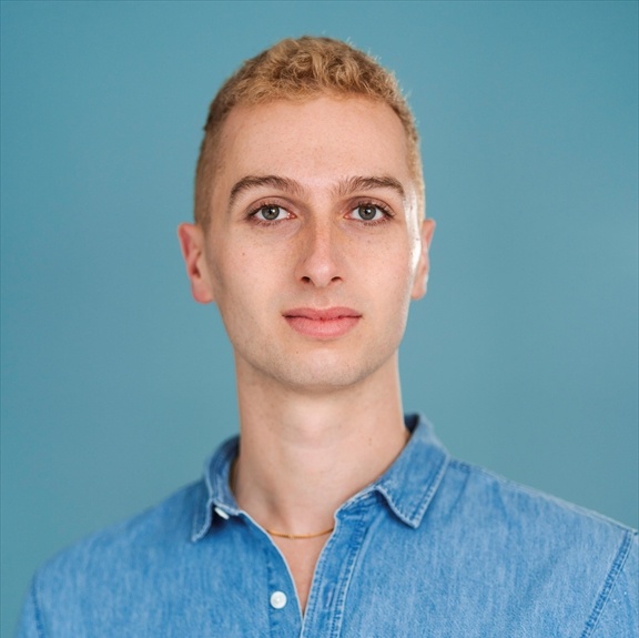 Adam Capriolo - Comédien | Qui Joue Qui