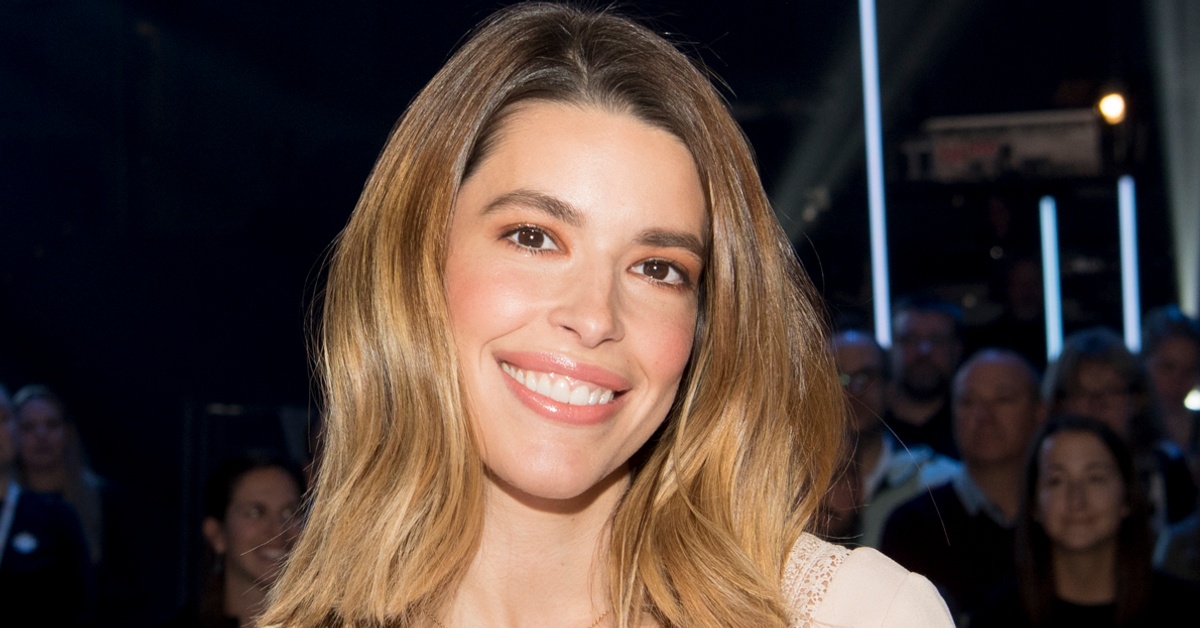 Marilou se prend elle-même en photo pour faire la couverture Magazine ...