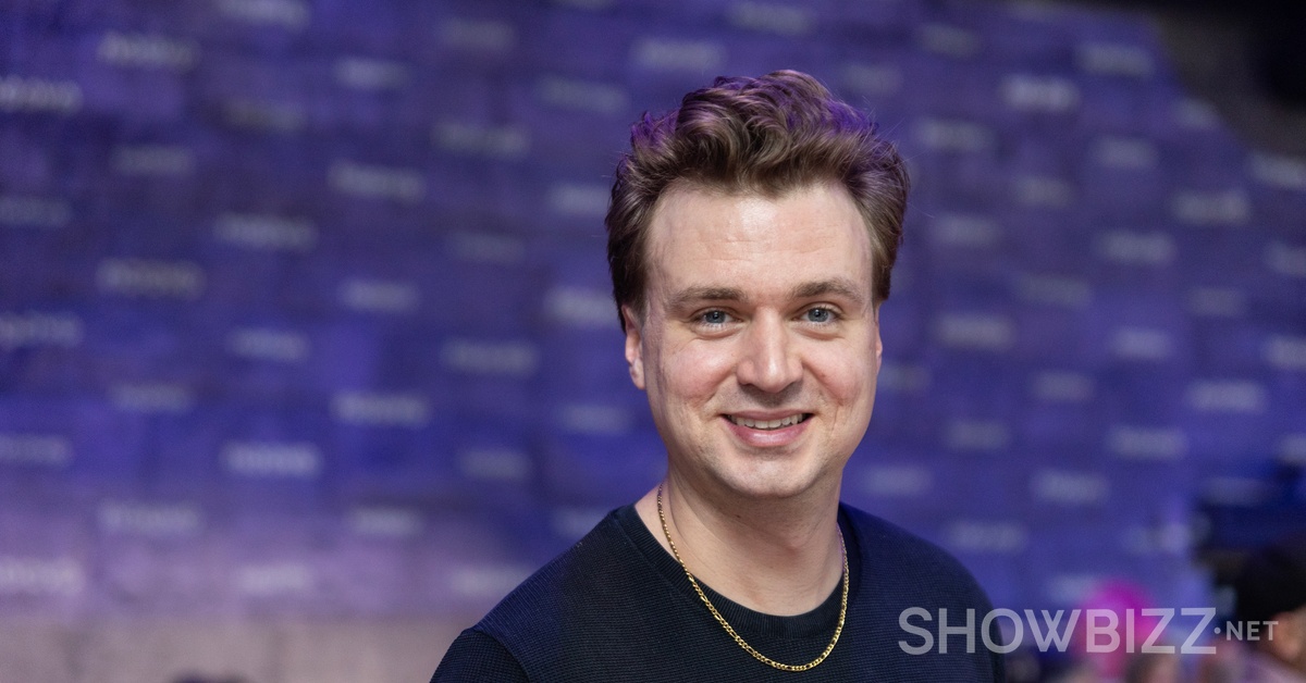 Arnaud Soly défile sur le tapis rouge des Olivier avec son amoureuse