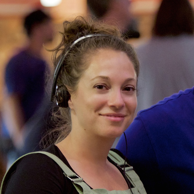 Erin Simms - Scénariste, Producteur, Comédien | Qui Joue Qui