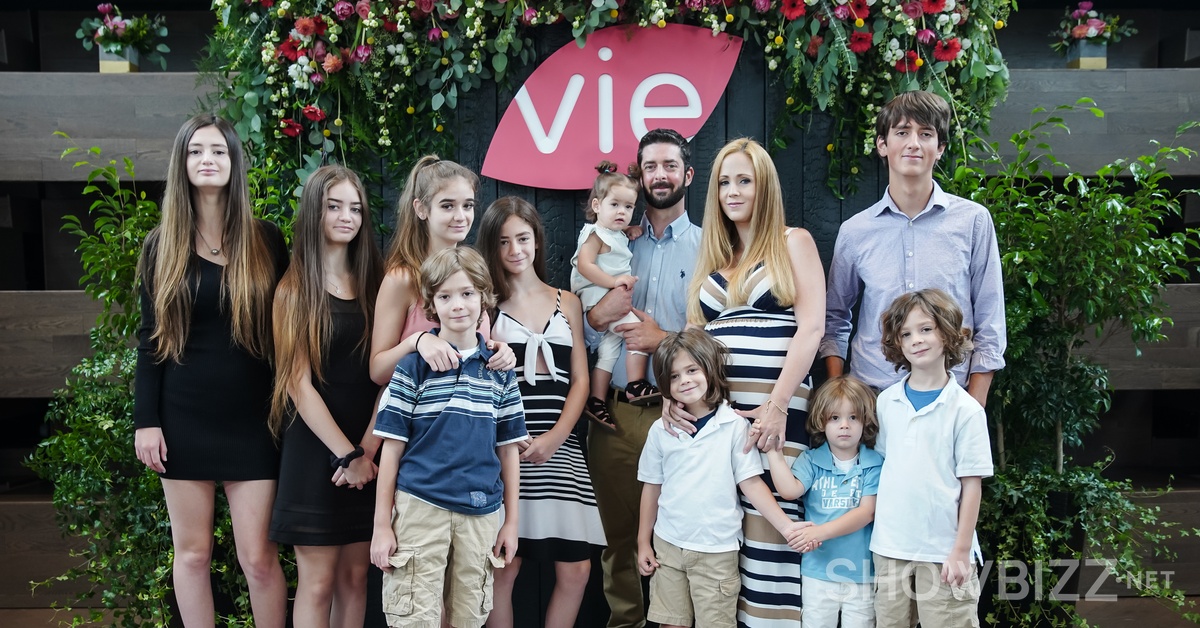 La famille Groulx décore sa grande maison pour Noël et c'est très festif!