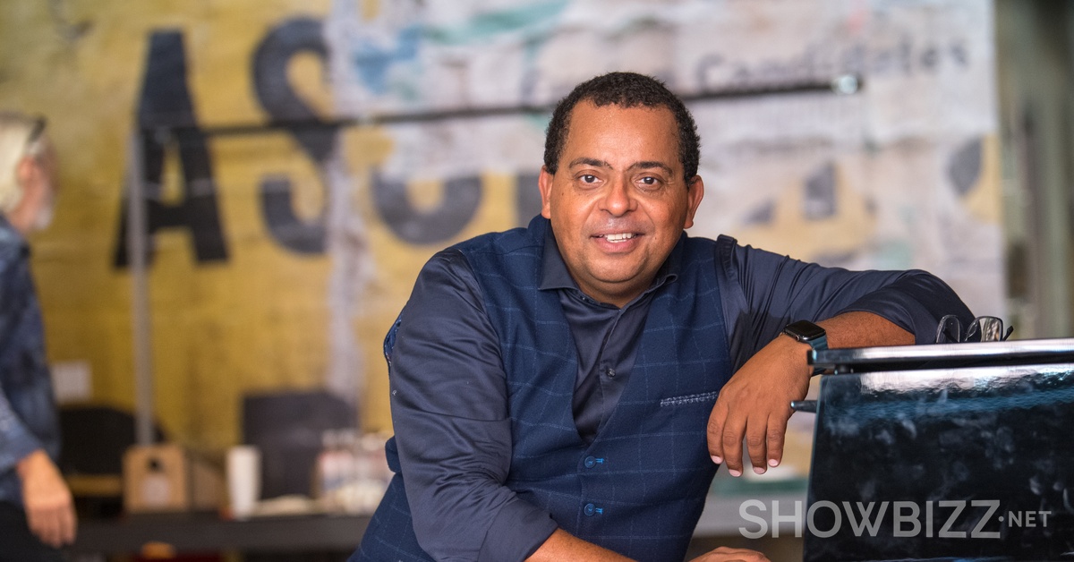 Gregory Charles pose avec sa femme et sa fille