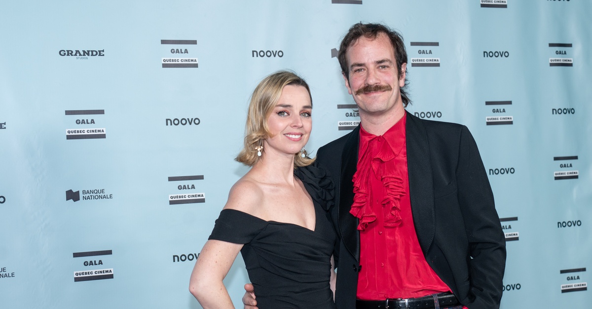 Viviane Audet et Robin-Joël Cool défilent sur un tapis rouge avec leurs ...